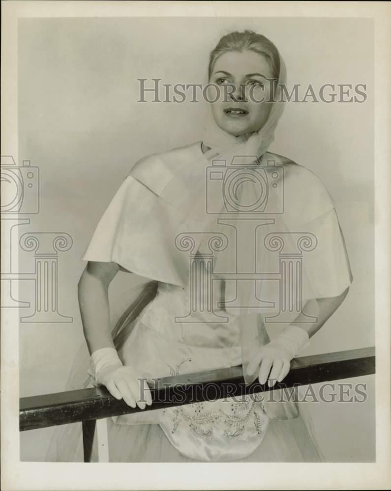 Actress Barbara Lord 60 Photos - Moonagedaydream.film